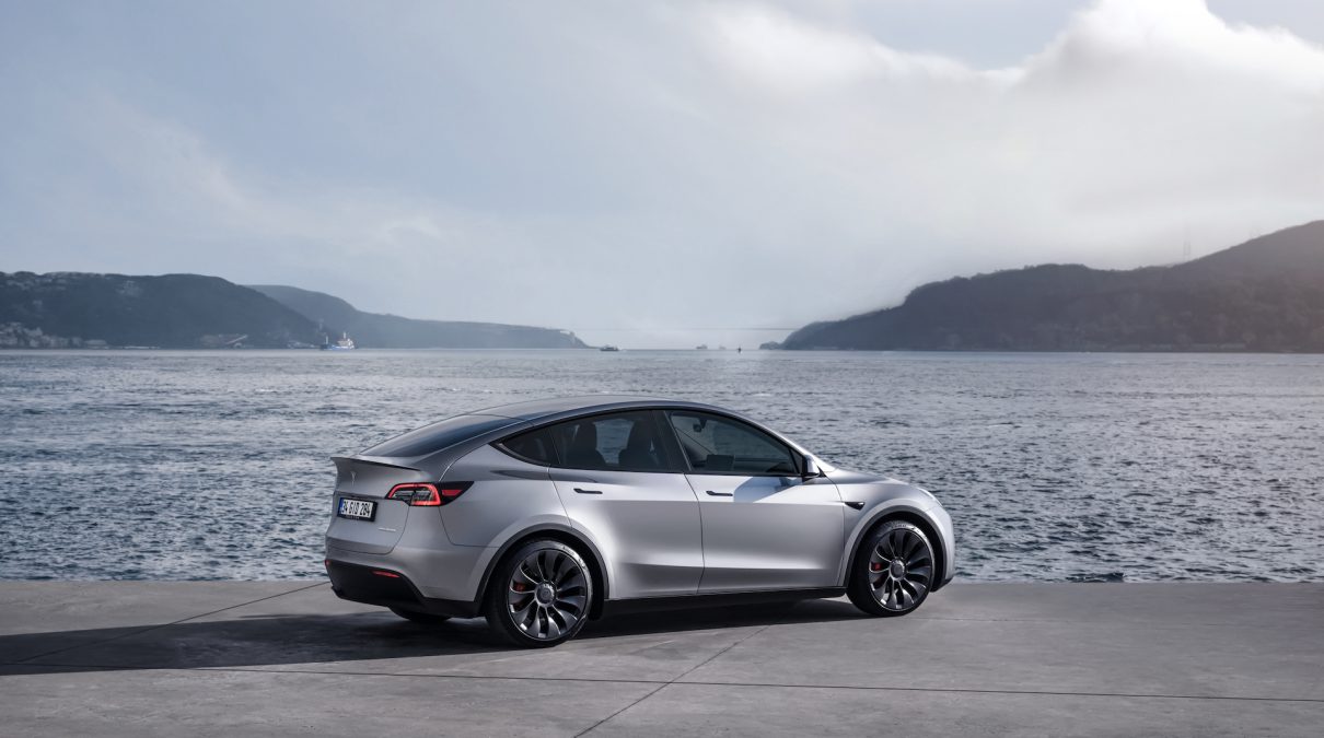 テスラ、米国で後輪駆動モデル Y の航続距離を延長