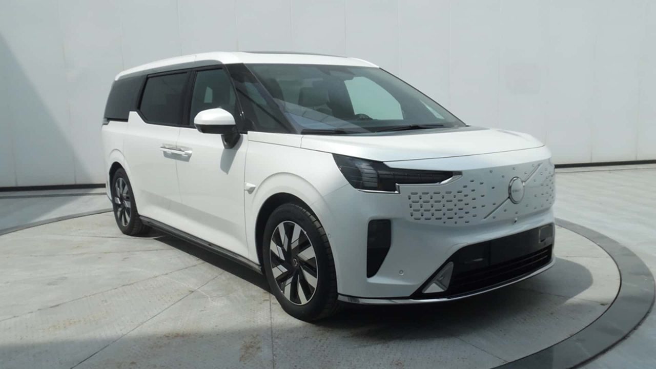 As primeiras imagens da minivan EM90 da Volvo vazaram