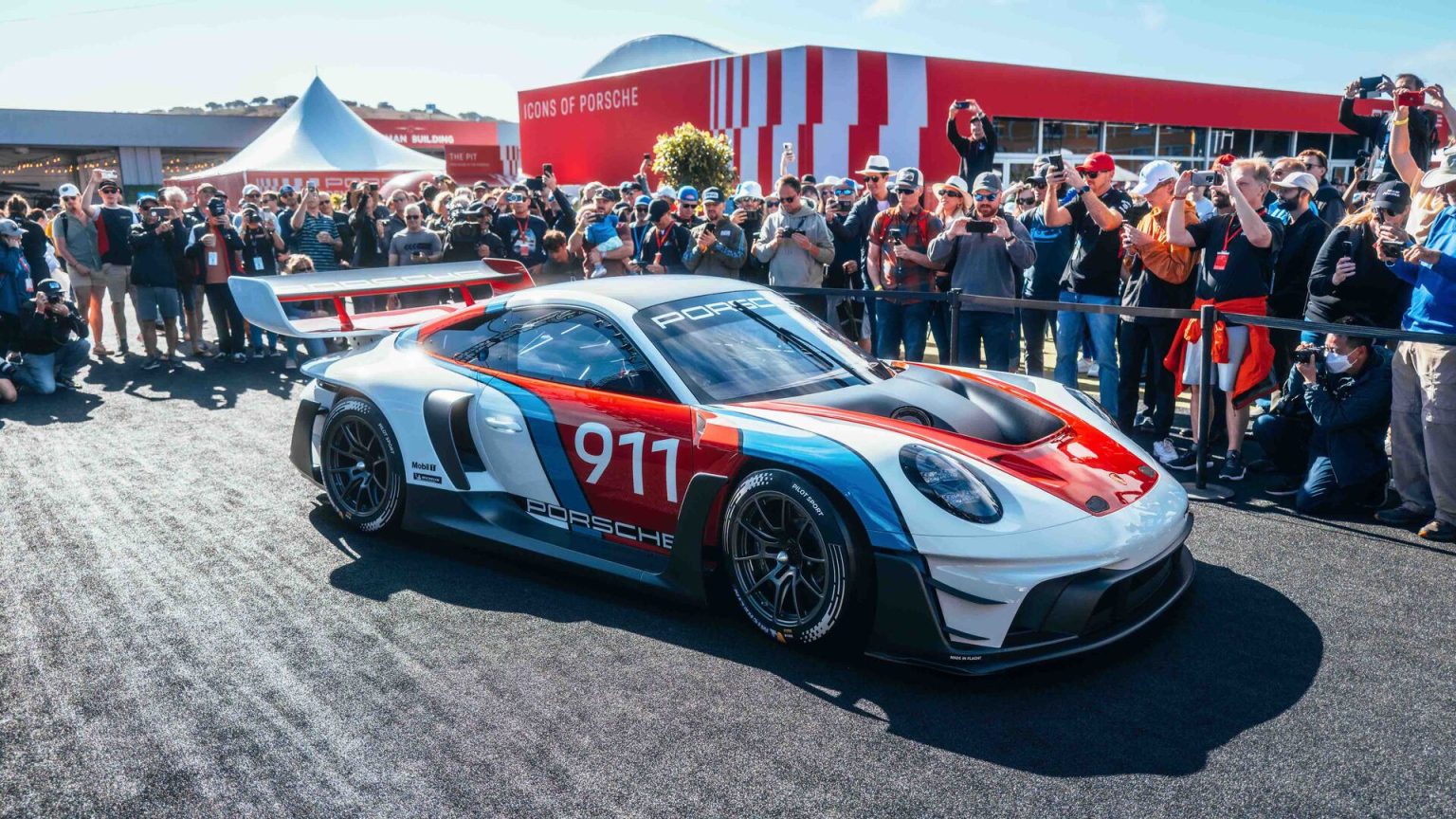 Die Rennsport Reunion 7 vereint alles von historischen Modellen bis zur Weltpremiere des Porsche ...