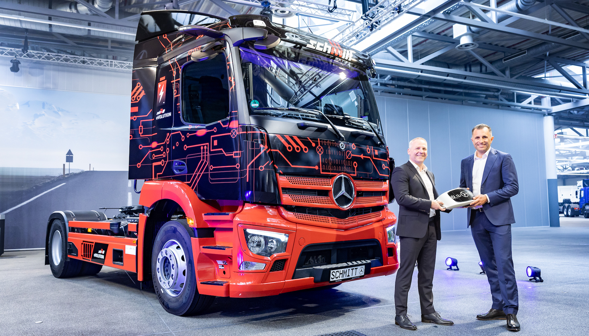 Mercedes-Benz entrega el primer eActros 300 semitrailer en Alemania
