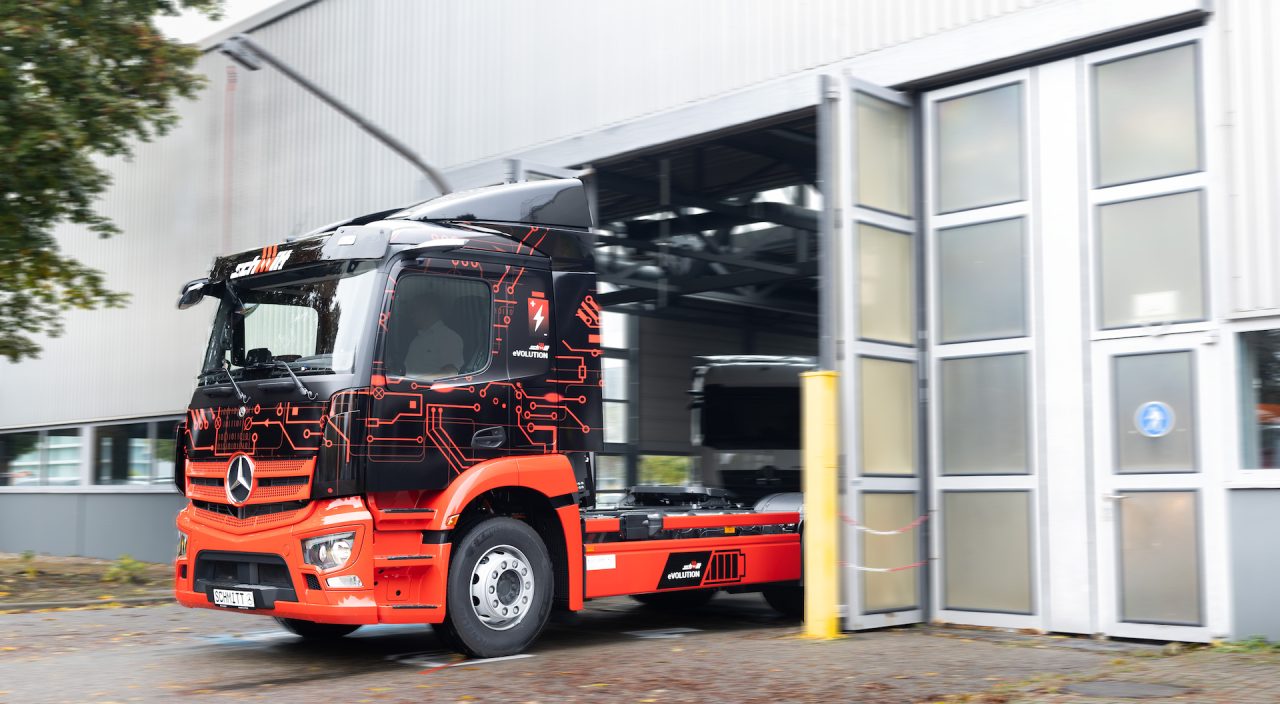 Mercedes-Benz delivers the first eActros 300 semitrailer in Germany