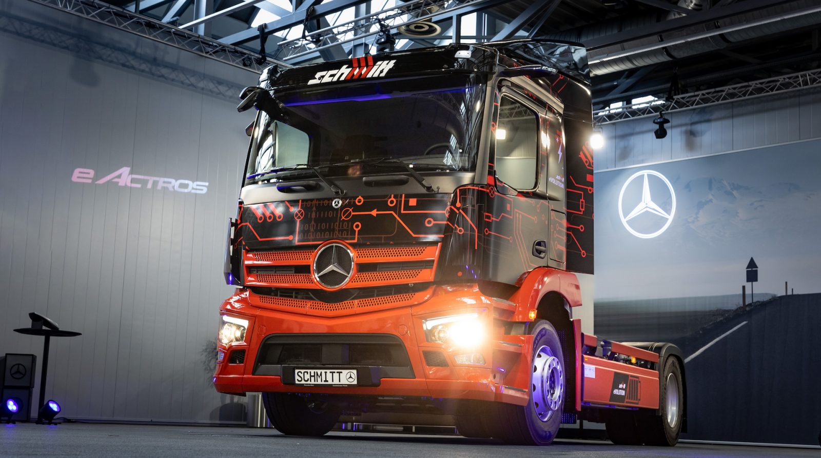 Mercedes-Benz delivers the first eActros 300 semitrailer in Germany