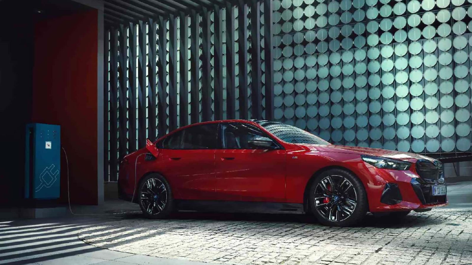 El BMW i5 llega al mercado norteamericano con una autonomía EPA de hasta 475 km