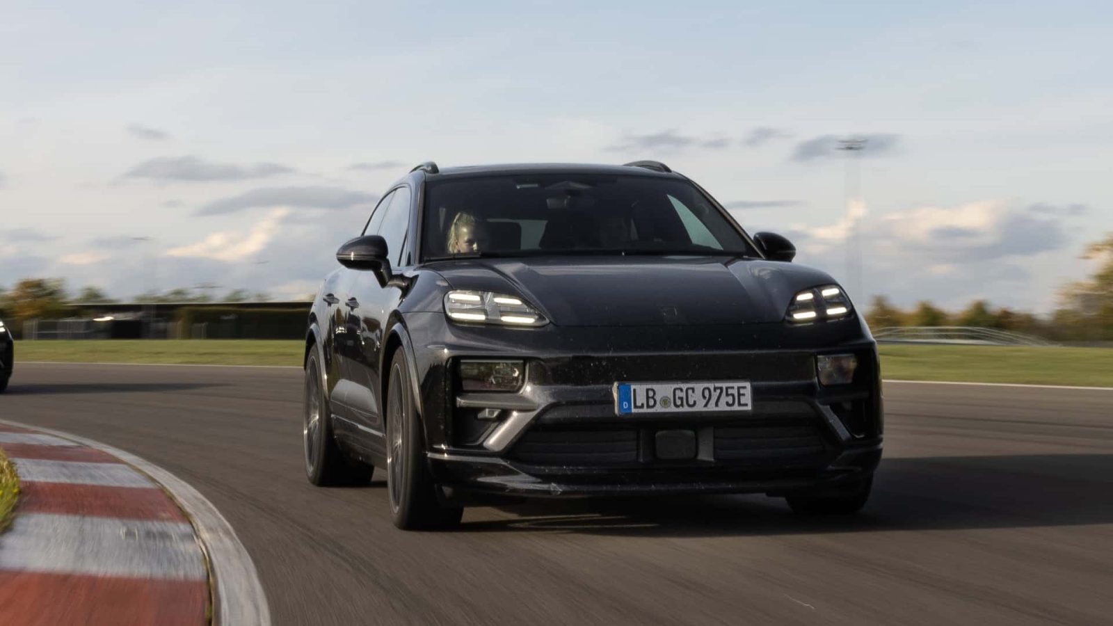 Primo contatto e nuovi dettagli della Porsche Macan elettrica 2024