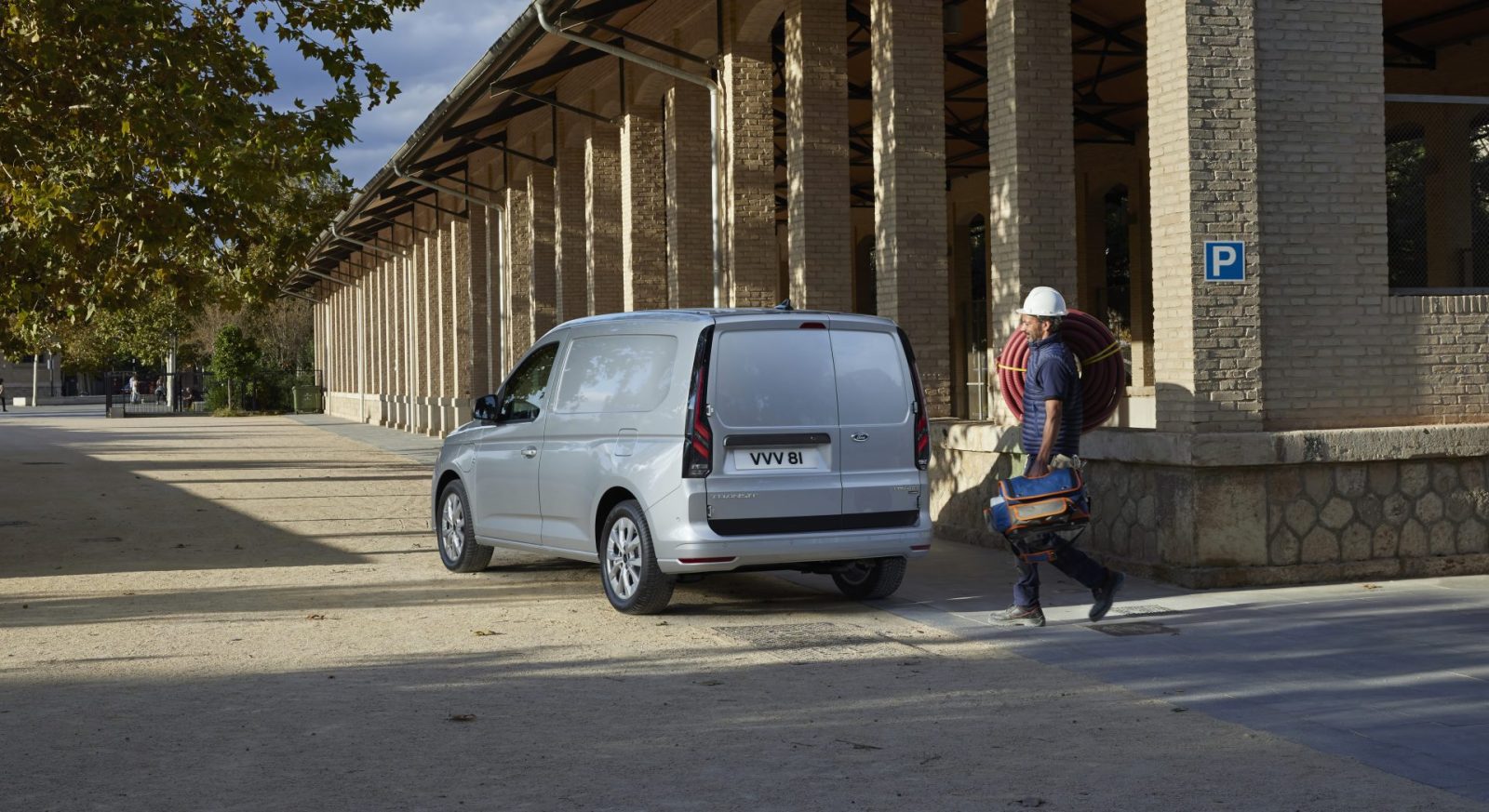Ford Transit Connect PHEV acompañada de versiones diésel
