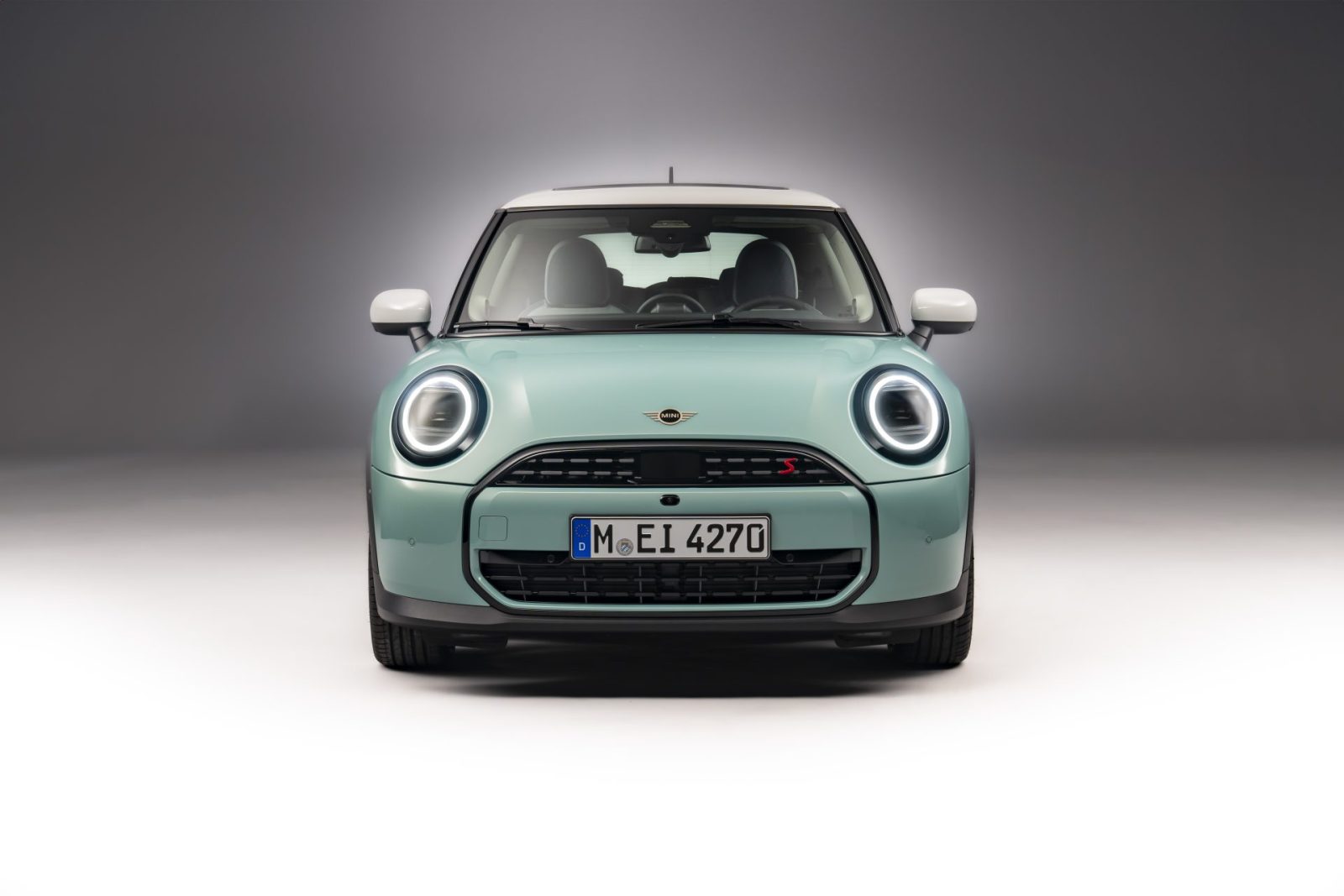 La MINI Cooper est présentée dans les versions C et S