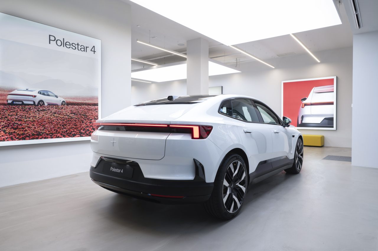 The Swedish brand presents the new SUV coupé with up to 600 km of ...