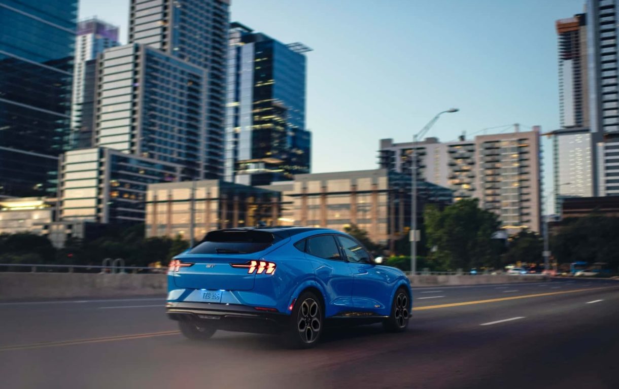 Ford met à jour la Mustang Mach-E en lui offrant plus d'autonomie, de ...