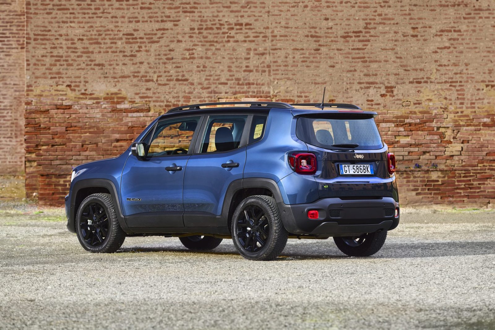 Jeep Renegade と Compass には e-Hybrid バージョンが用意されています