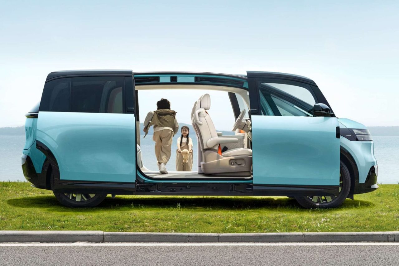 Zeekr officially presents its new Mix electric van and its new SEA-M ...