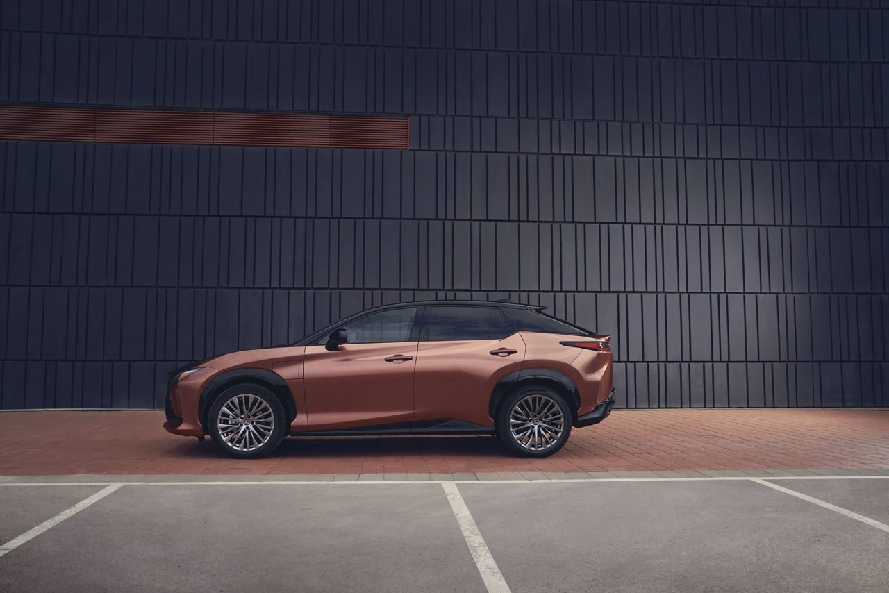 Le Lexus RZ élargit son offre avec la nouvelle version RZ 300e