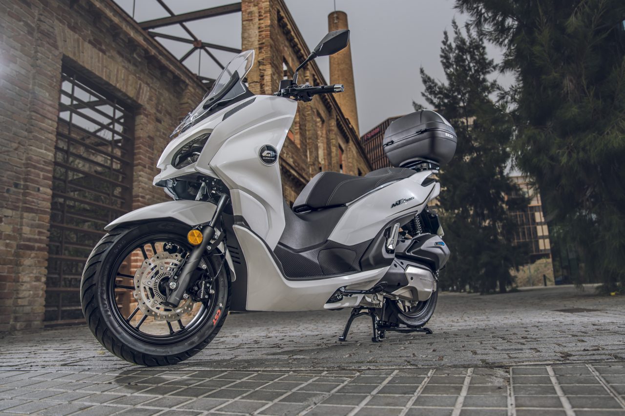 QJ MOTOR MTX 125: the ultimate compact scooter with micro-hybrid system for only €2.999