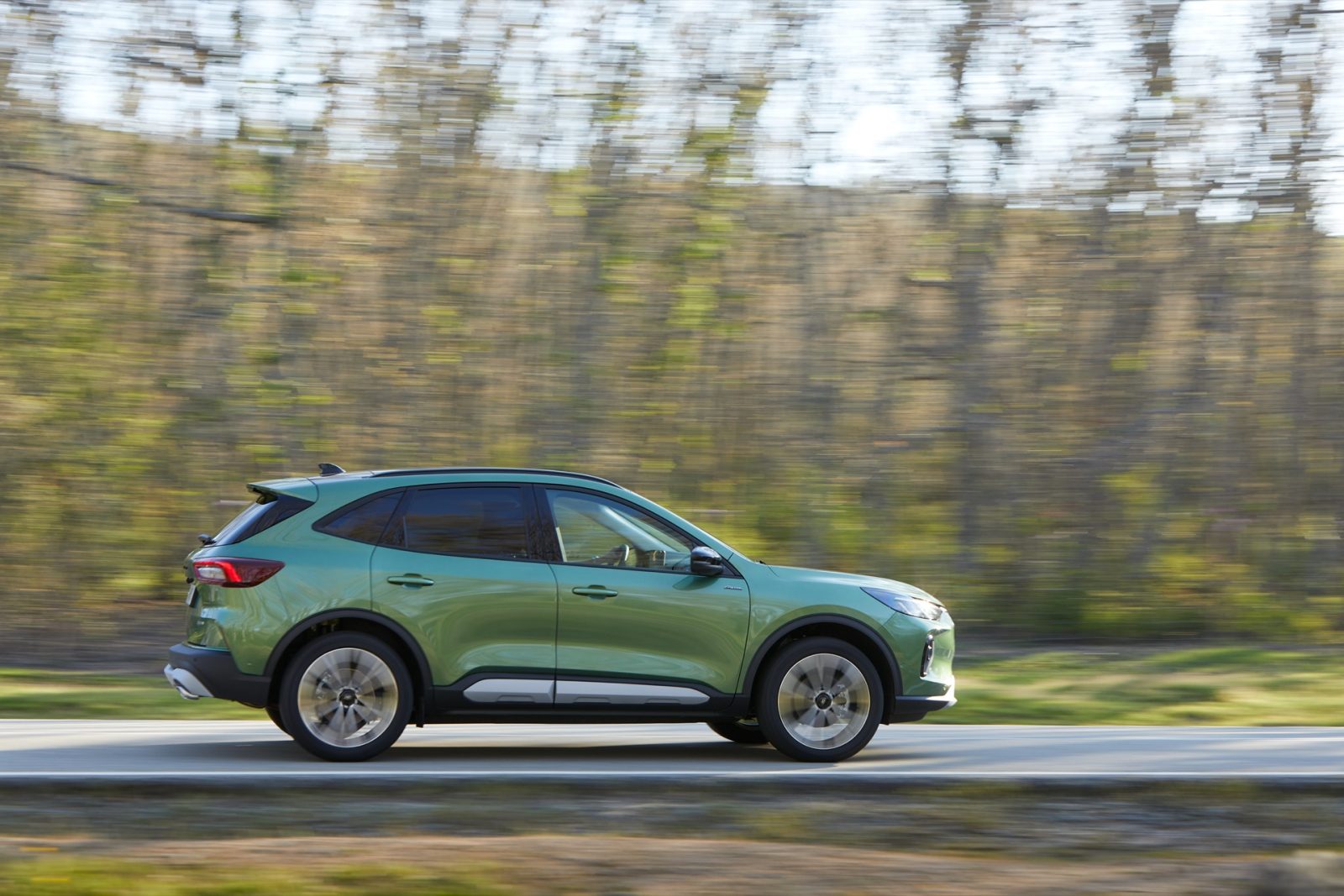 We test the new Ford Kuga and help you choose between the hybrid and ...