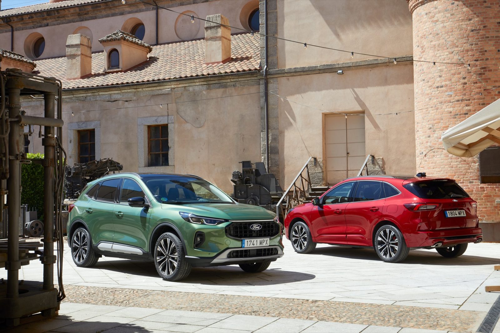 We test the new Ford Kuga and help you choose between the hybrid and ...