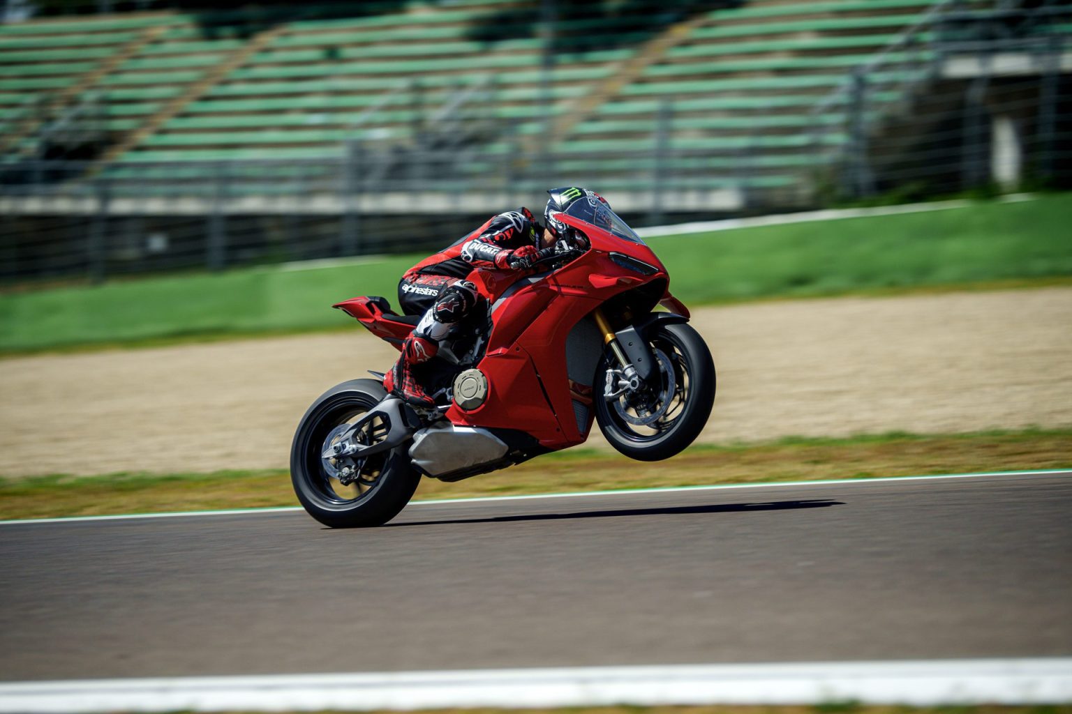 Ducati sorprende con la nuova generazione della Panigale V4
