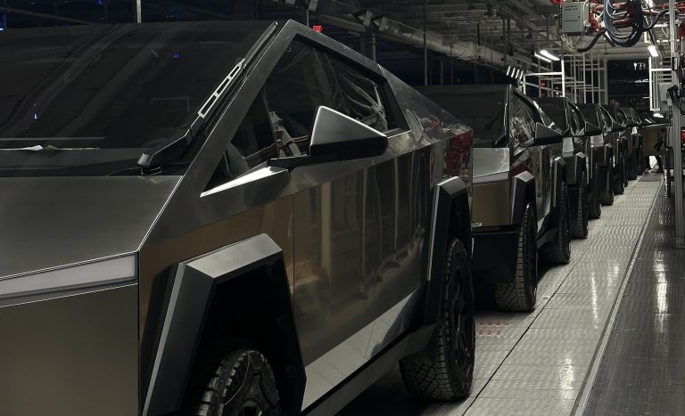 Prve dostave Tesla Cybertruck v Kanadi
