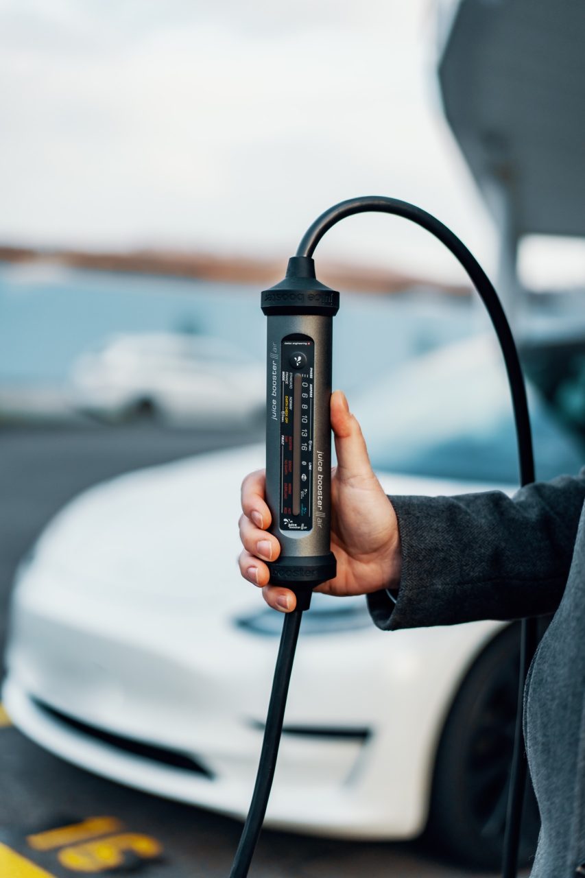 We tested the Juice Booster 3 air: the smart wallbox that you can use ...