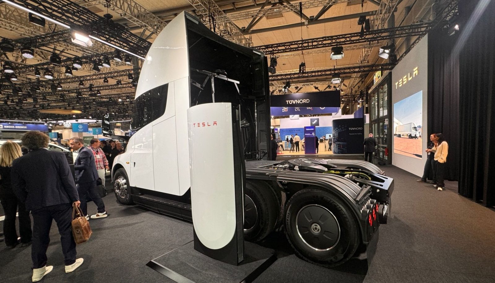 Tesla potrjuje skorajšnji prihod svojega električnega tovornjaka "Semi ...