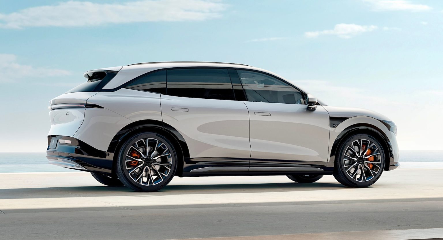 新型 Zeekr 7X 標準整合機械系統，可在發生洪水時打破窗戶