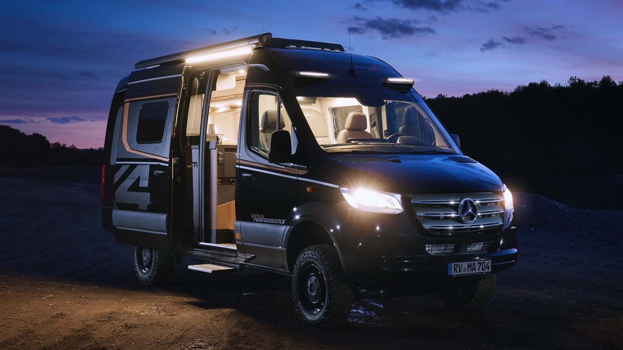 Mercedes Sprinter postaje ovaj praktičan i učinkovit kamper za sve terene koji vidimo u Dusseldorfu