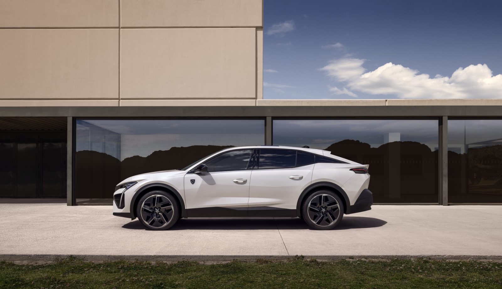 Peugeot E-408 : le fastback qui complète la gamme électrique Peugeot ...