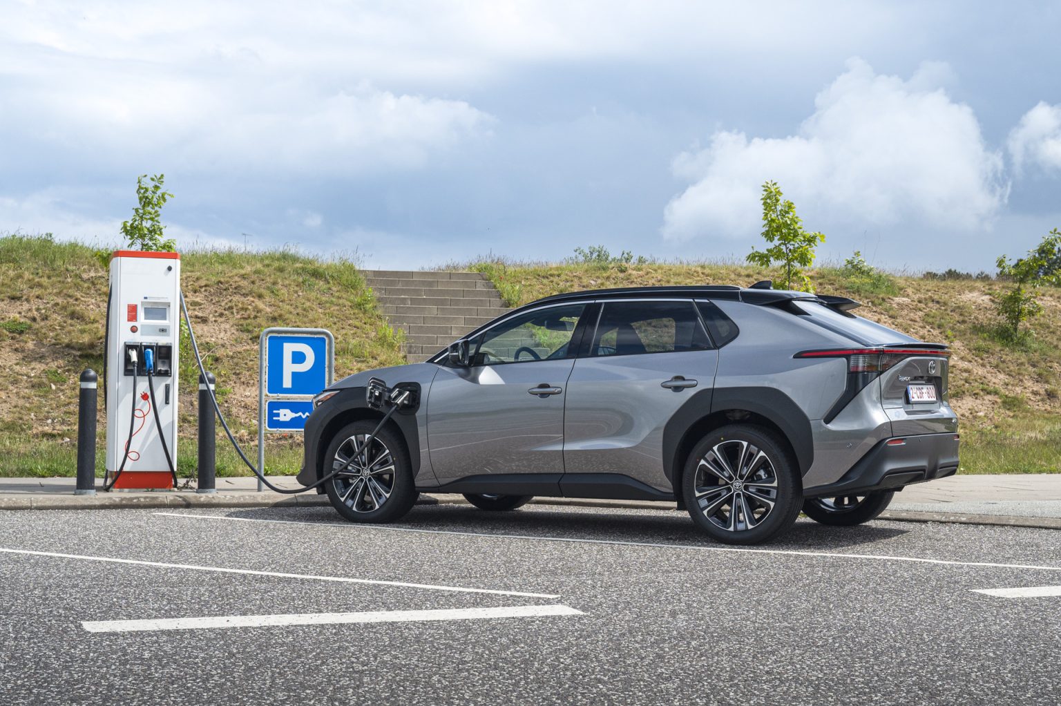 Toyota bZ4X 2025: SUV elétrico se renova com mais autonomia e preços a ...