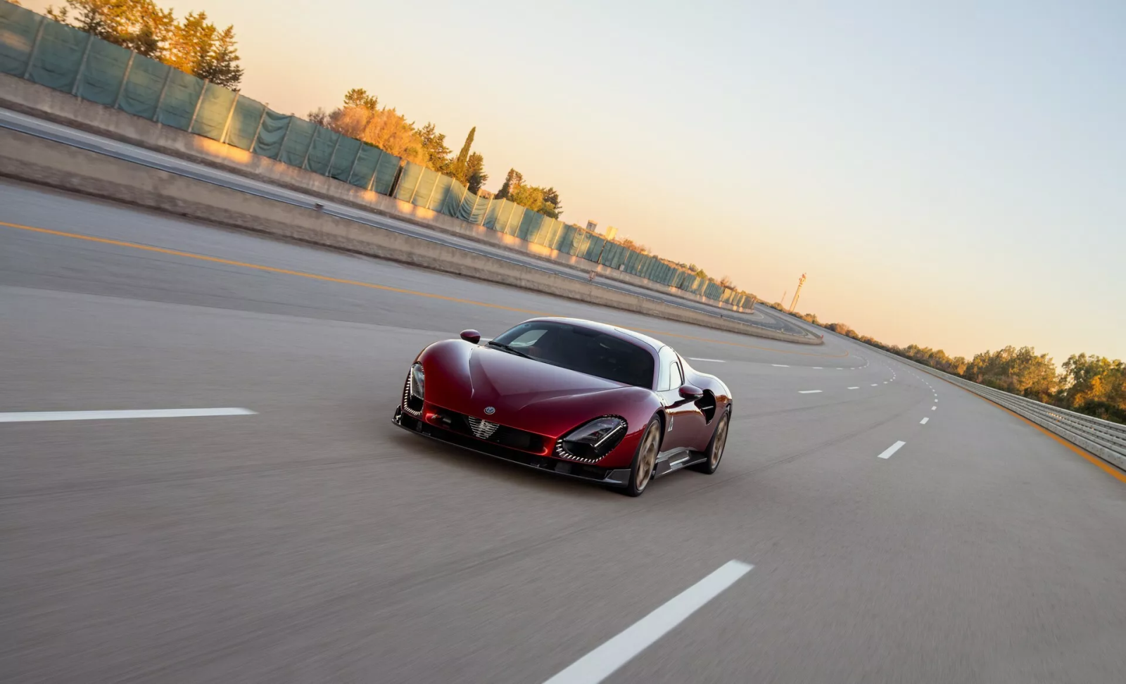 Watch the Alfa Romeo 33 Stradale reach 333 km/h