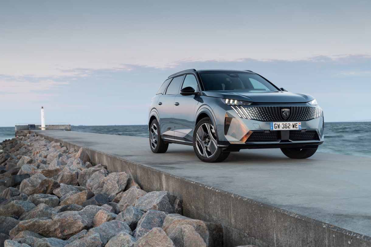 The new Peugeot 3008 and 5008 feature Pixel LED smart lighting technology