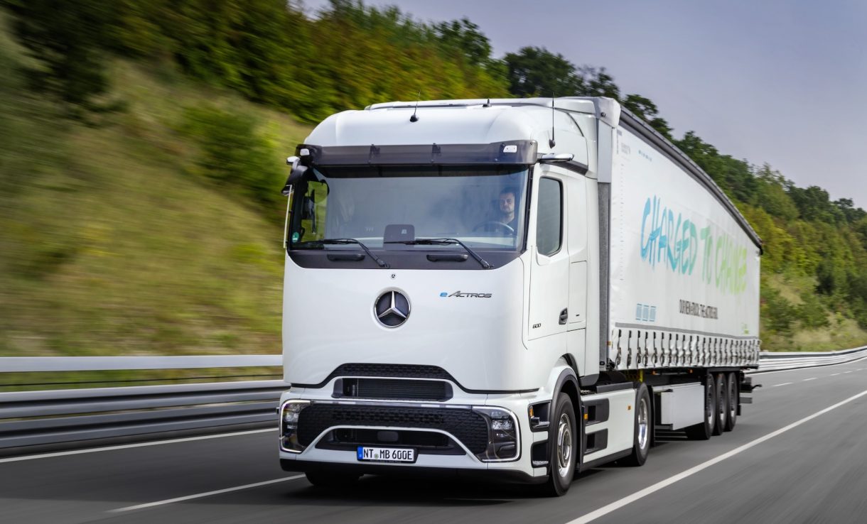 Mercedes-Benz realiza la entrega de las primeras unidades de su camión eléctrico eActros 600