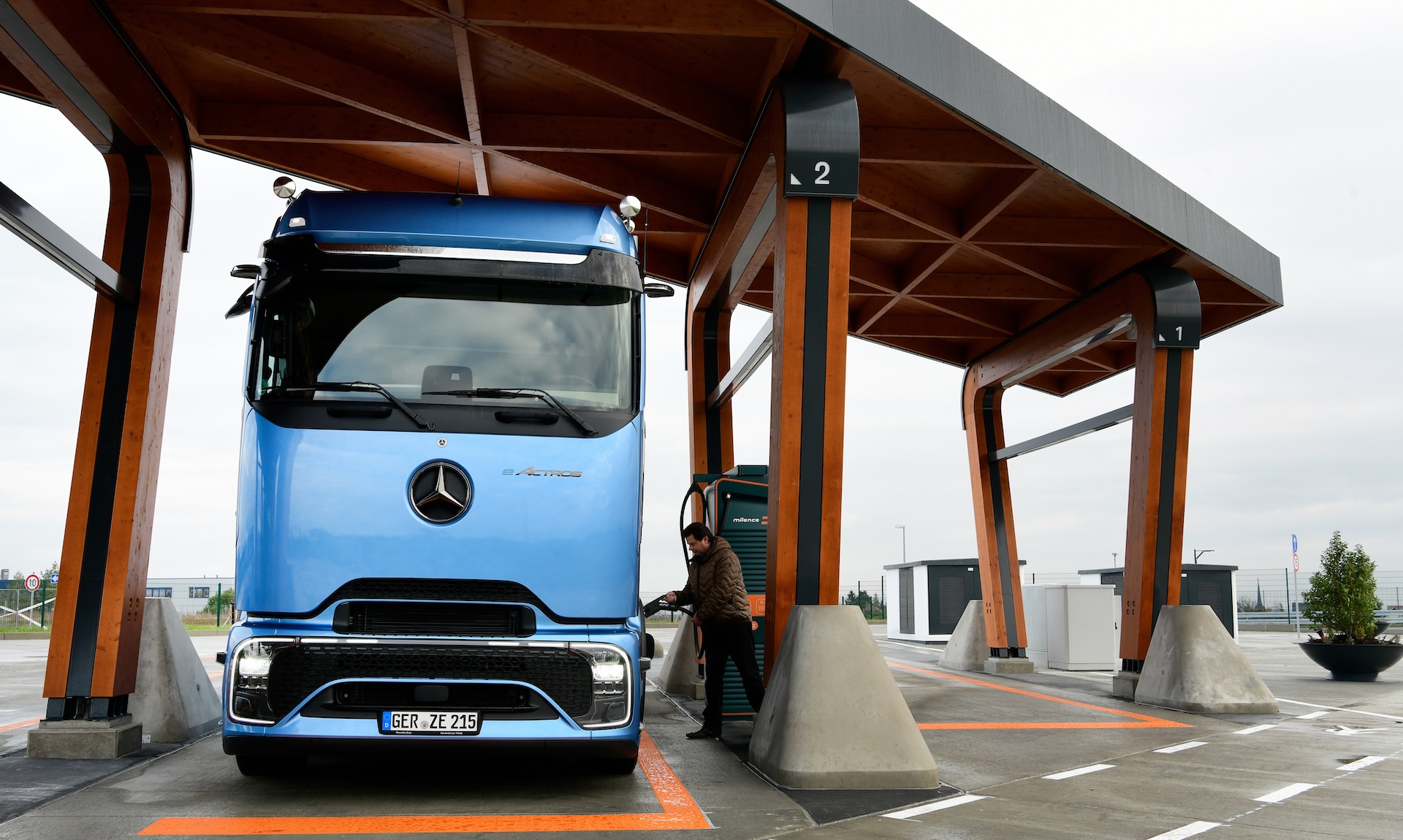 Mercedes-Benz realiza la entrega de las primeras unidades de su camión eléctrico eActros 600