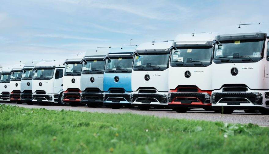 Mercedes-Benz realiza la entrega de las primeras unidades de su camión eléctrico eActros 600