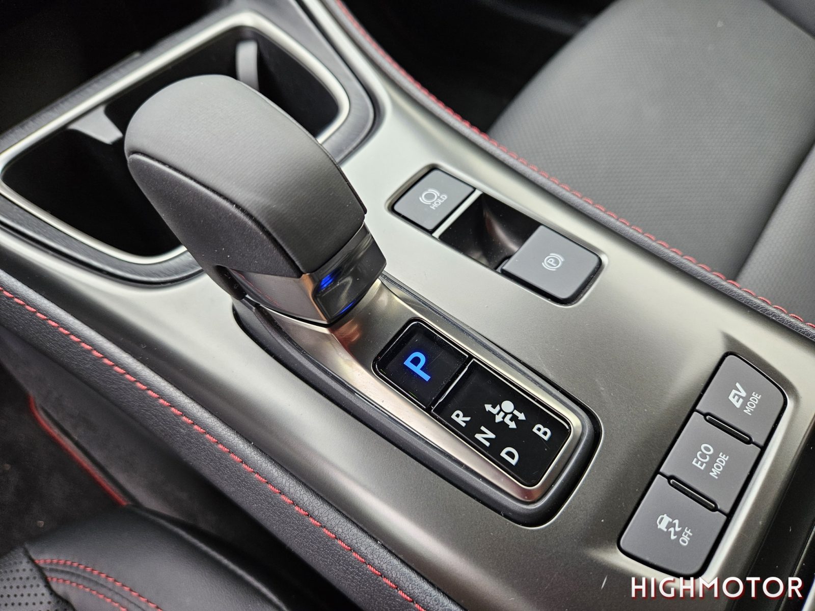 Recensione e prova della Lexus LBX, una vera auto urbana premium