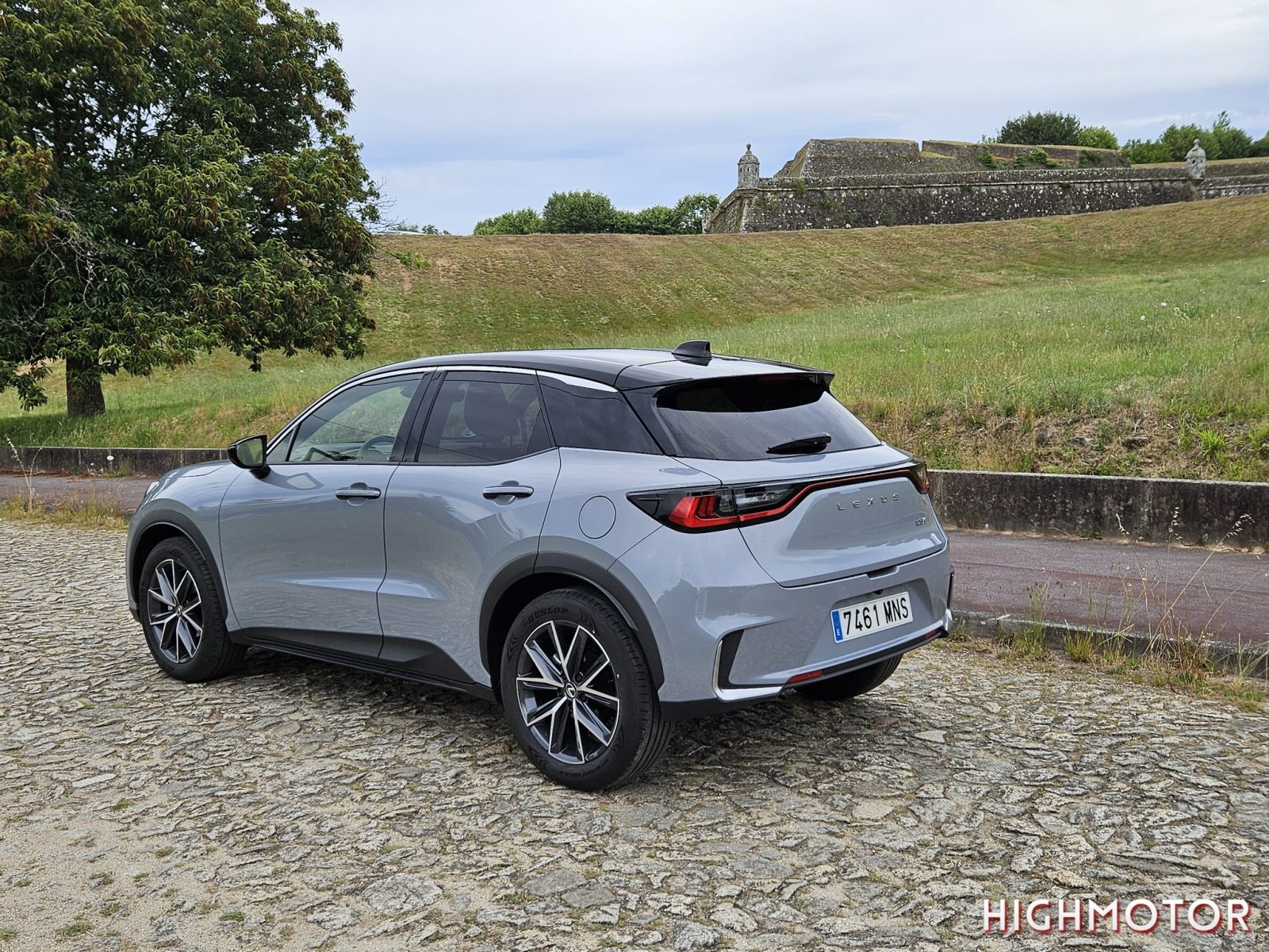 Recensione e prova della Lexus LBX, una vera auto urbana premium