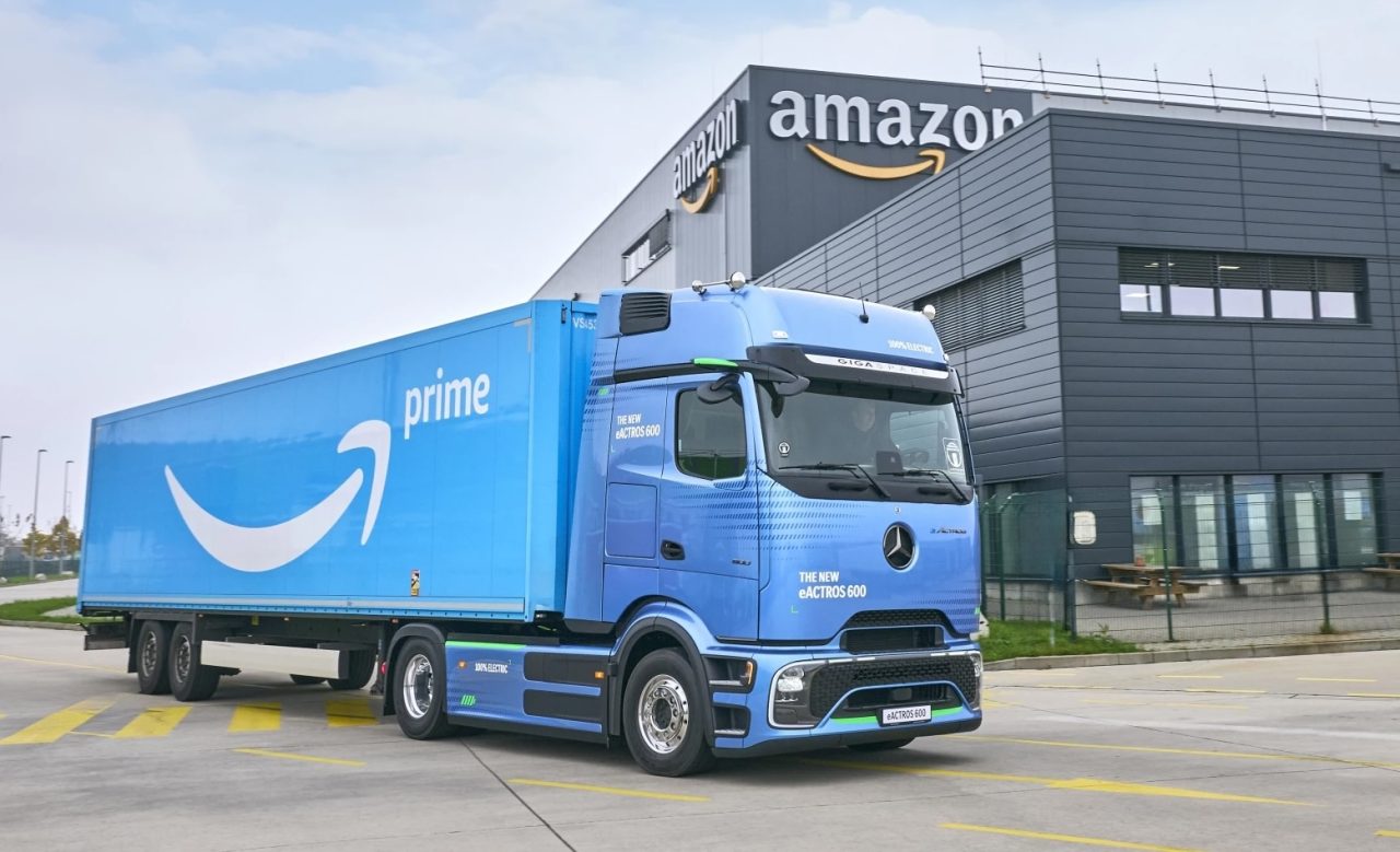 Amazon renews its fleet of trucks in Europe with more than 200 units of ...