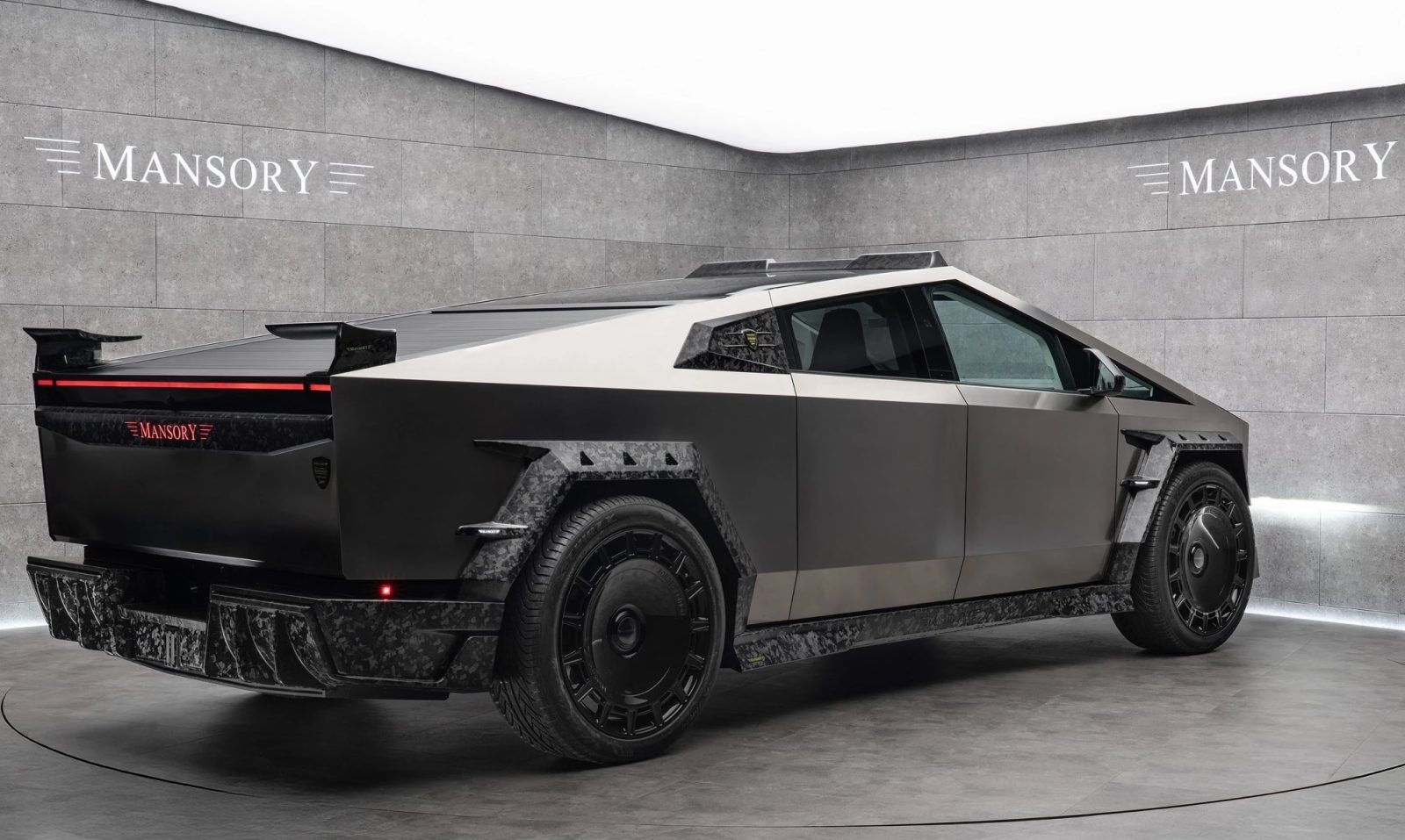 Si crees que no llamas la atención lo suficiente con la Cybertruck ...