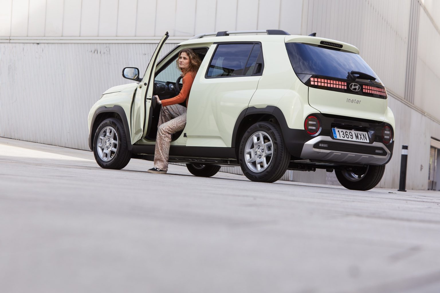 Renault 5 e-tech vs Hyundai Inter: a clash of urban electric vehicles ...