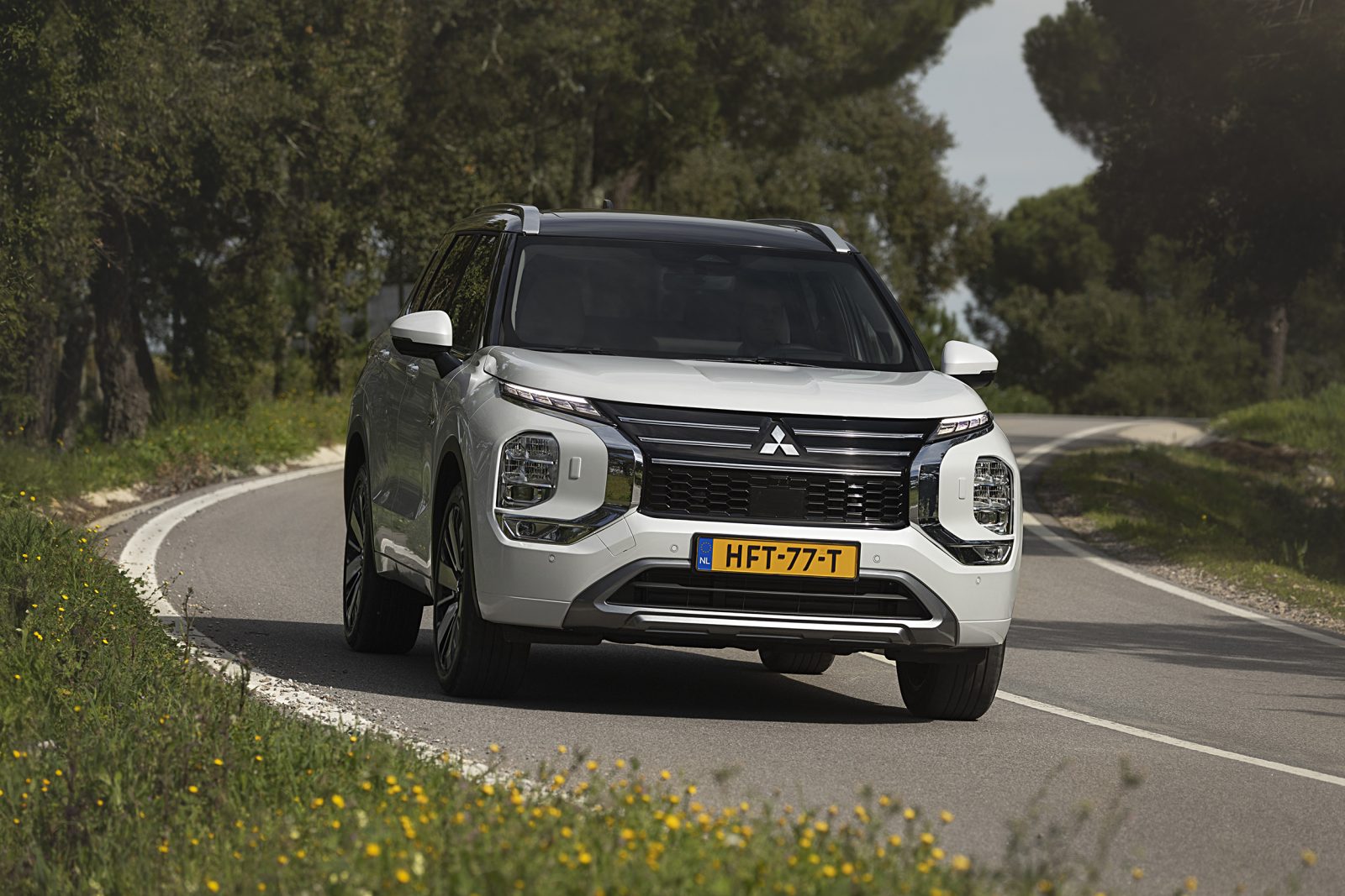 Mitsubishi Outlander PHEV 2025: más potencia, más autonomía y ahora más barato