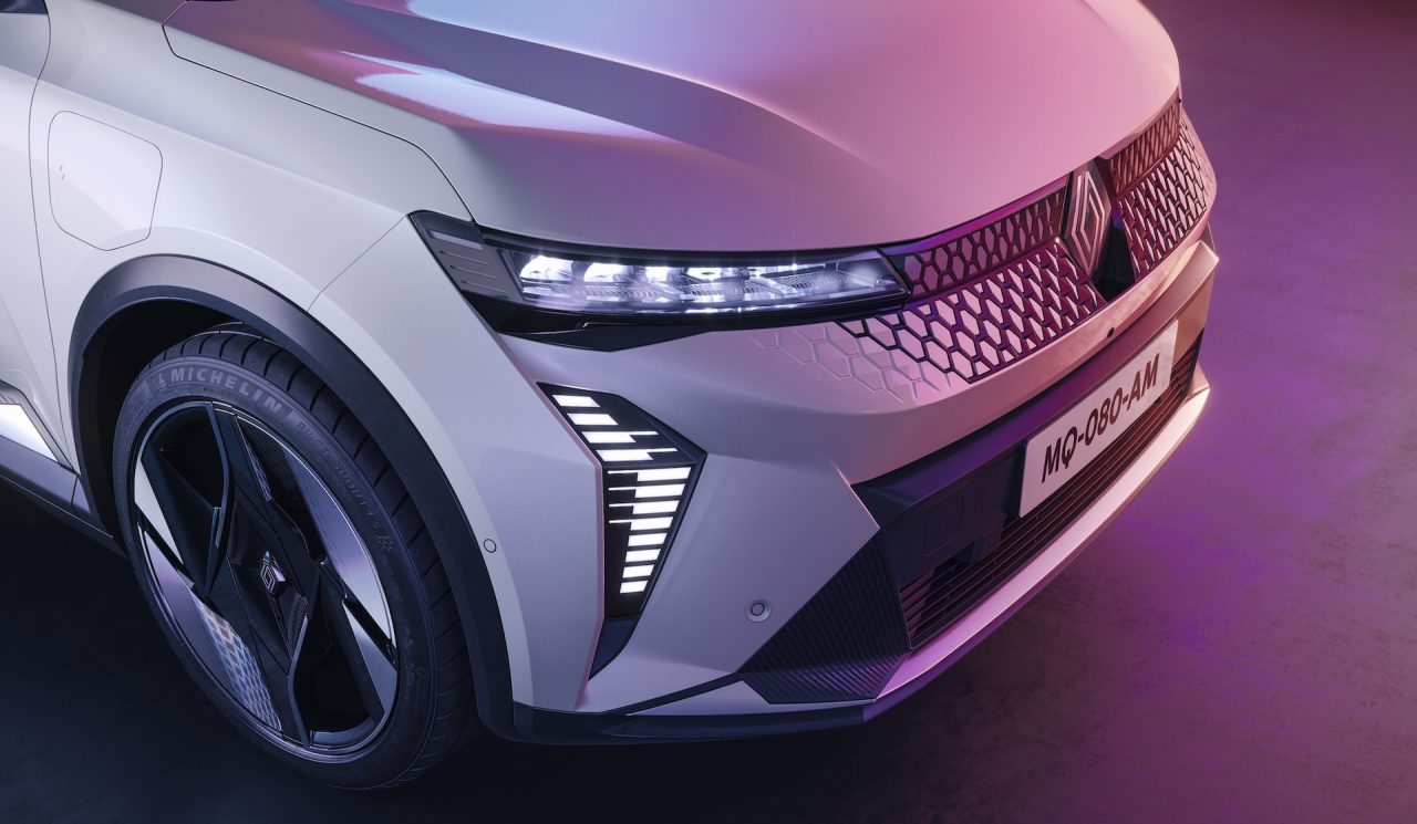 Renault Scenic E-Tech vs Peugeot e-3008: the new French battle for the ...