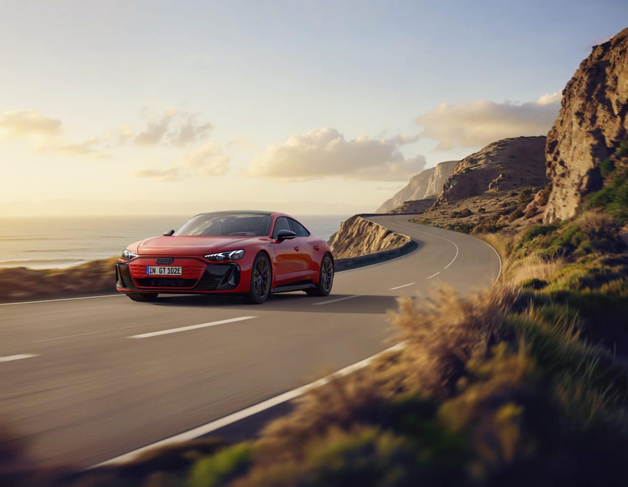 Audi는 e-tron GT Quattro를 엔트리 레벨 버전으로 선보입니다.