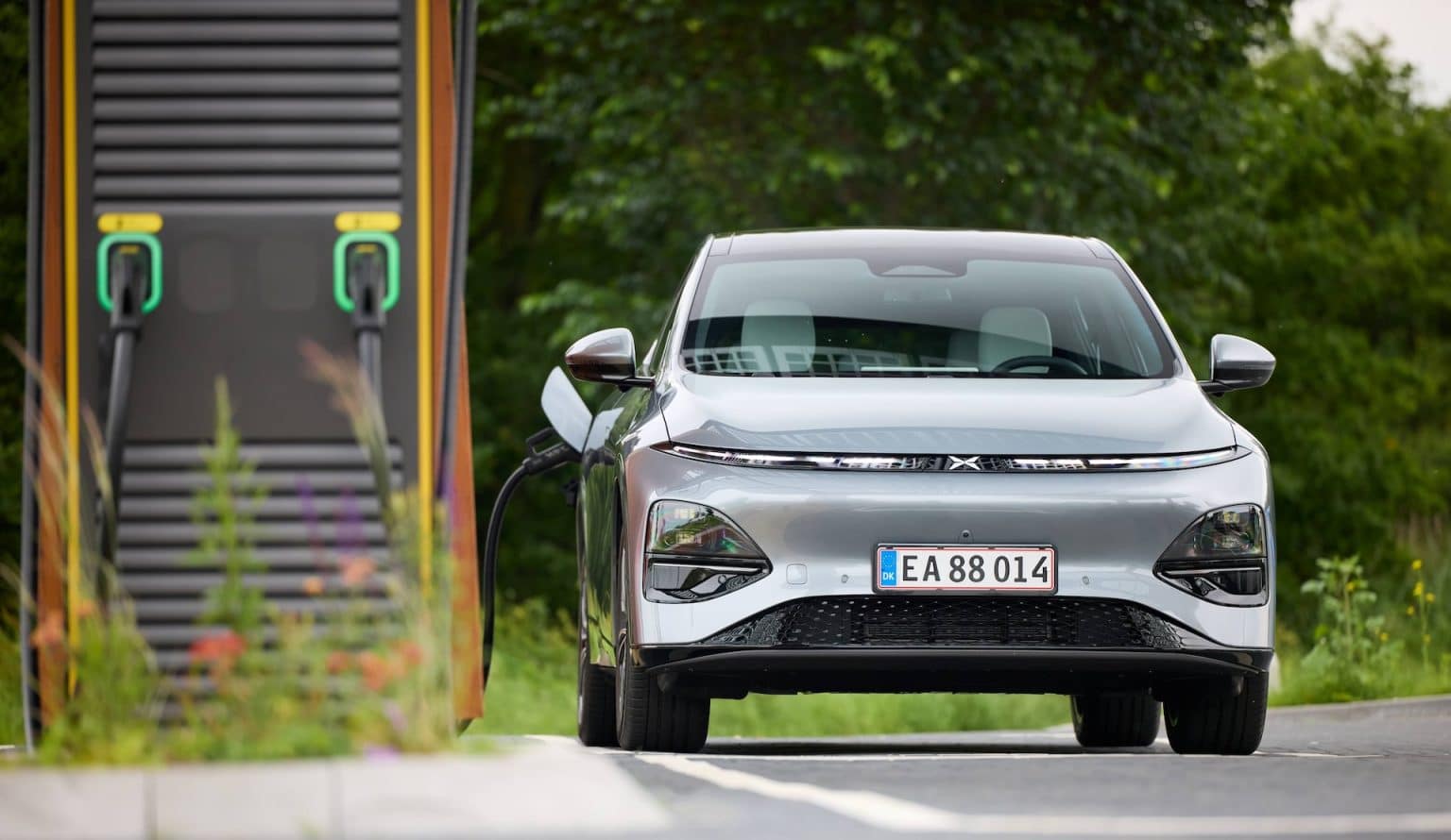 Xpeng se alía con Plugsurfing en Europa para ampliar su servicio de recarga