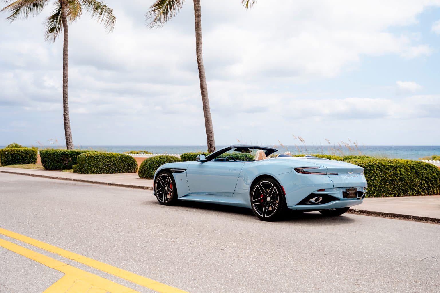 Aston Martin presenta al DB12 Volante Palm Beach Edition
