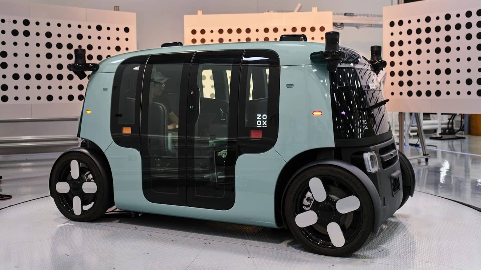 Zoox estrena su primera planta de producción de robotaxis en California