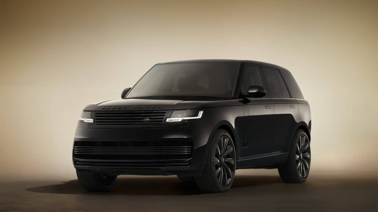 Range Rover SV Black 为全黑色。