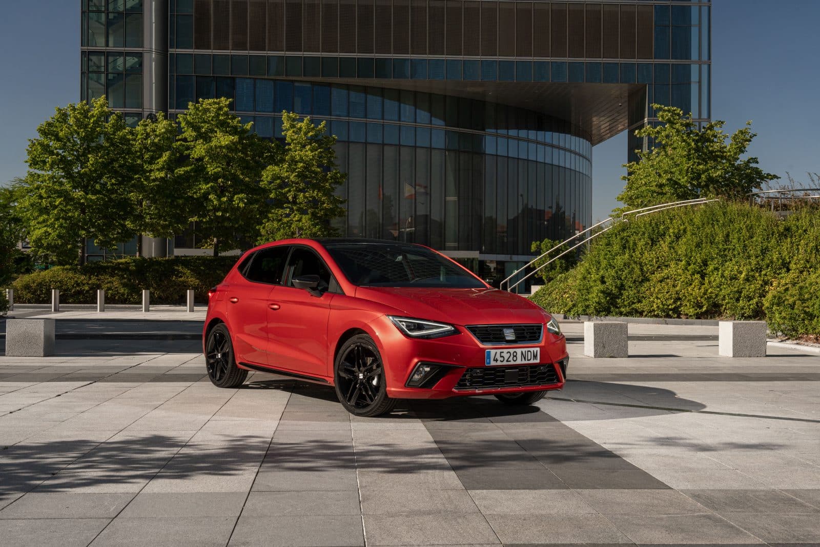 طرحت شركة SEAT إصدار FR الخاص بالذكرى الخامسة والسبعين للبيع