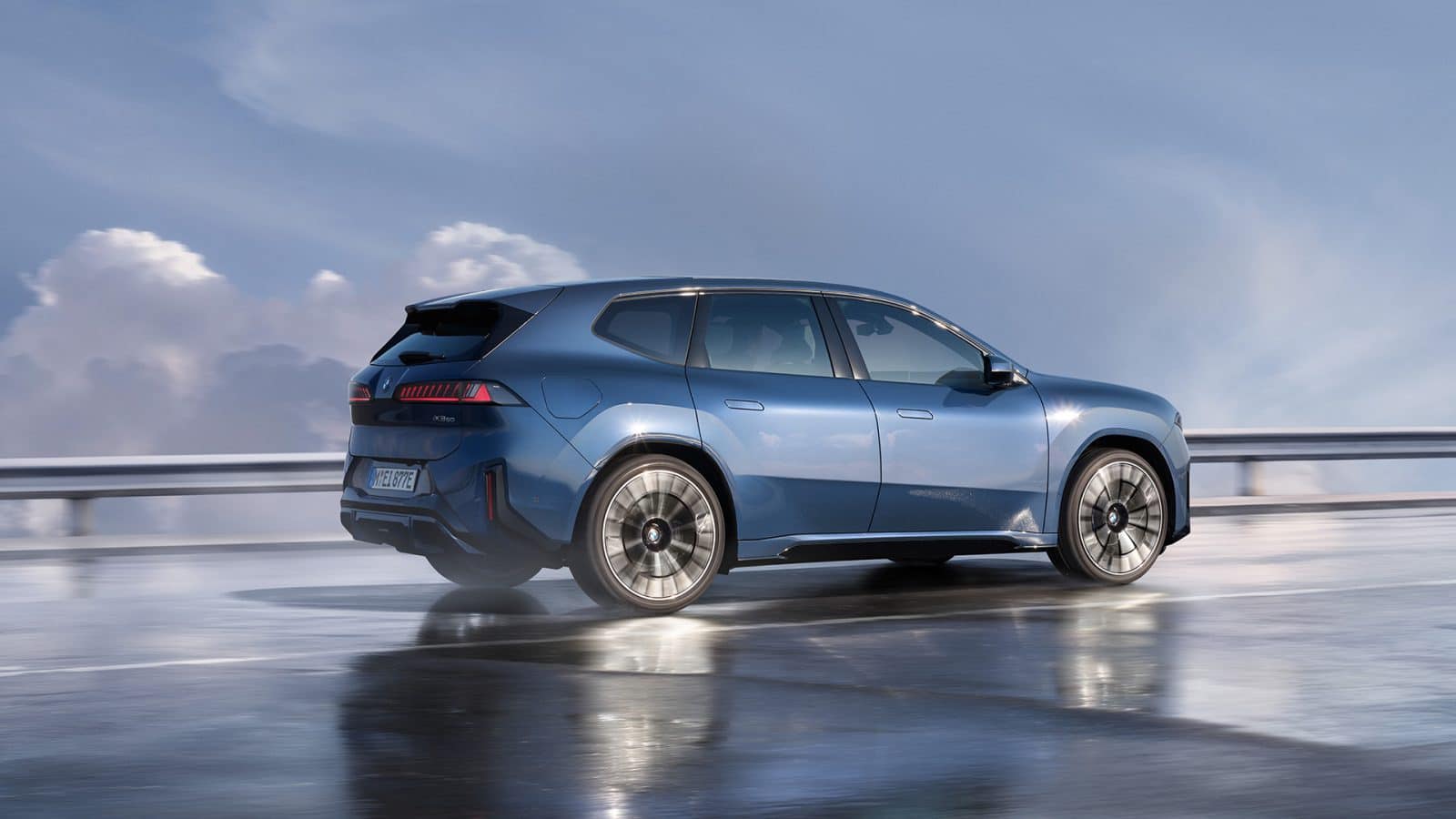 BMW iX3 je že absolutna prodajna uspešnica, še preden je prišel na trg.