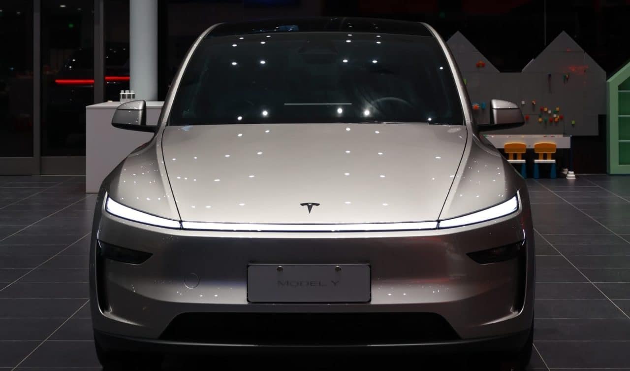 Tesla beginnt mit der Auslieferung des überarbeiteten Model Y mit ...