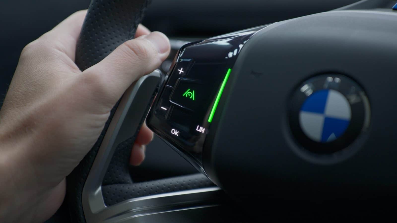 BMW receives DCAS approval for the driving assistance system in the new iX3