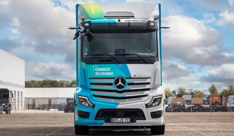 A Mercedes-Benz adiciona o novo eActros 400 à sua linha de caminhões elétricos.