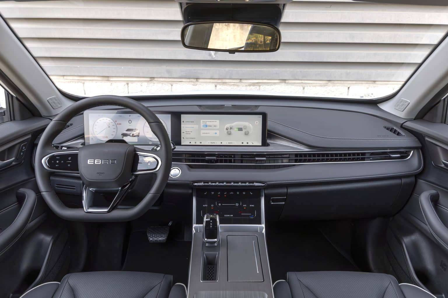 Behind the wheel of the EBRO s400: a simple and economical hybrid