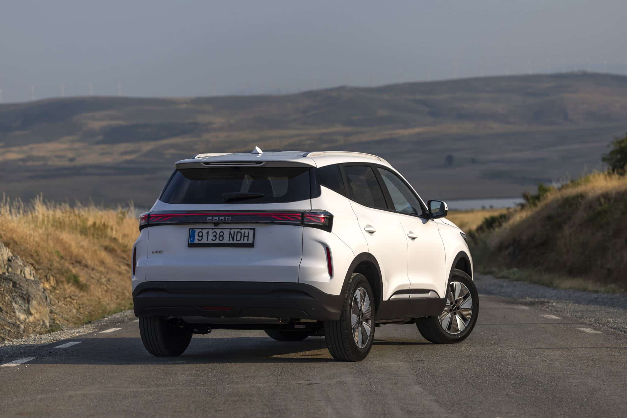 Behind the wheel of the EBRO s400: a simple and economical hybrid